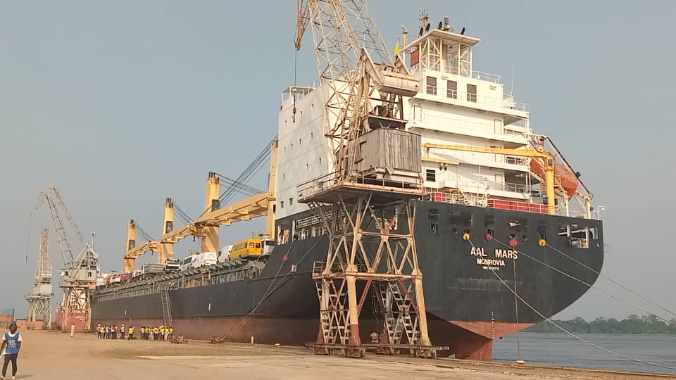 Boma : accostage au port d’un navire affrété par les Lignes maritimes ...