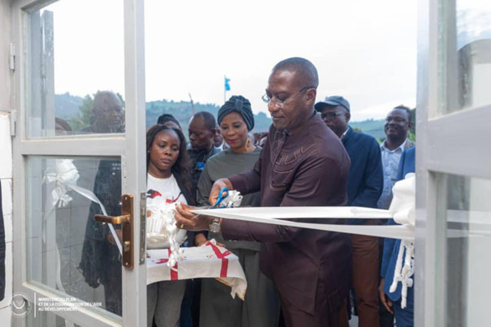 INAUGURATION ET REMISE DU CENTRE DE SANTE DE MBIZA : Le VPM Nyembo se ...